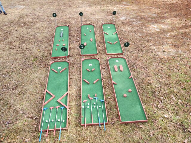 Rent 6 holes of Portable mini putting game boards