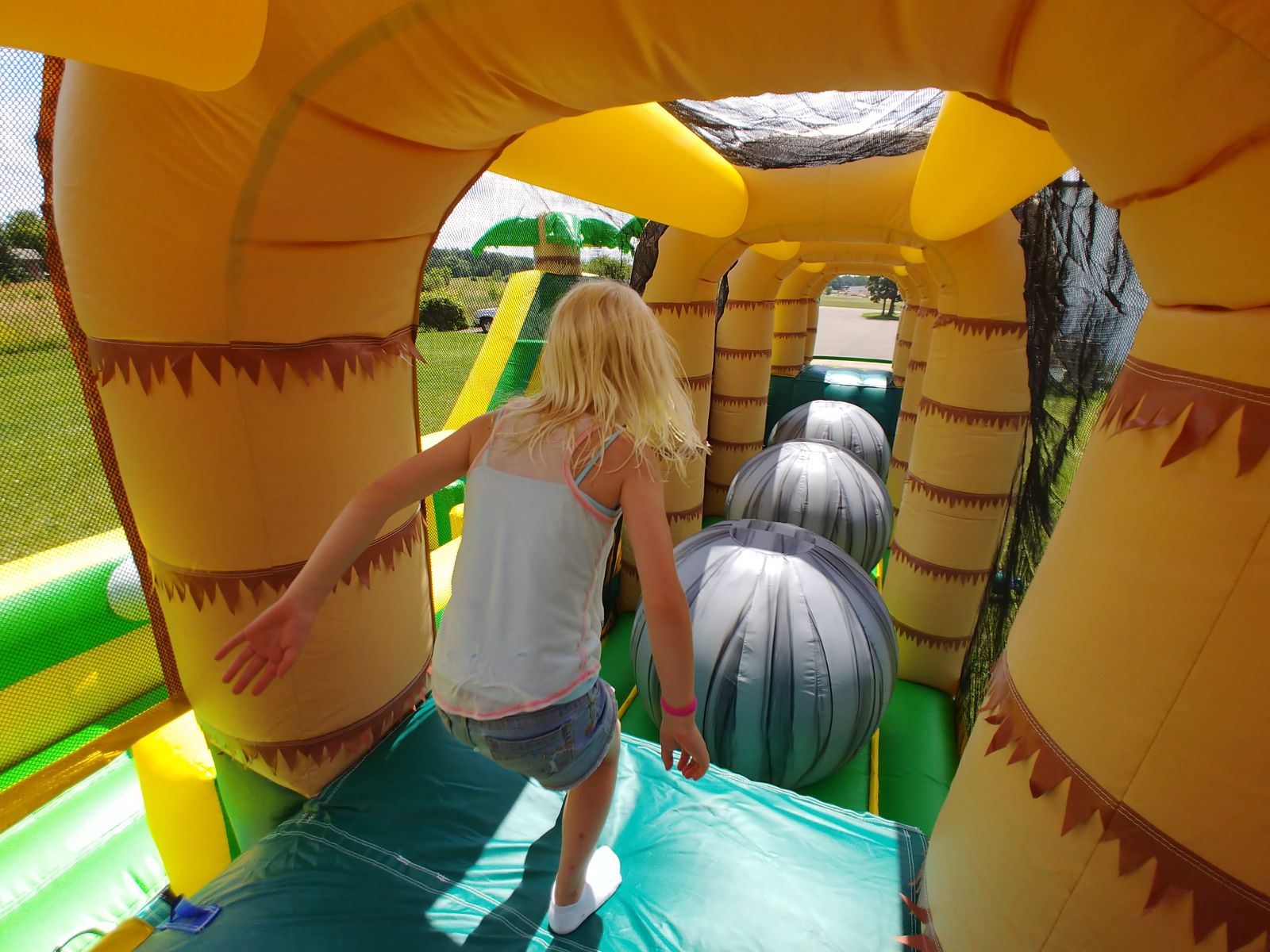 86' Hop N' Rock Tropical Obstacle Course | FroggyHops.com Minneapolis MN.