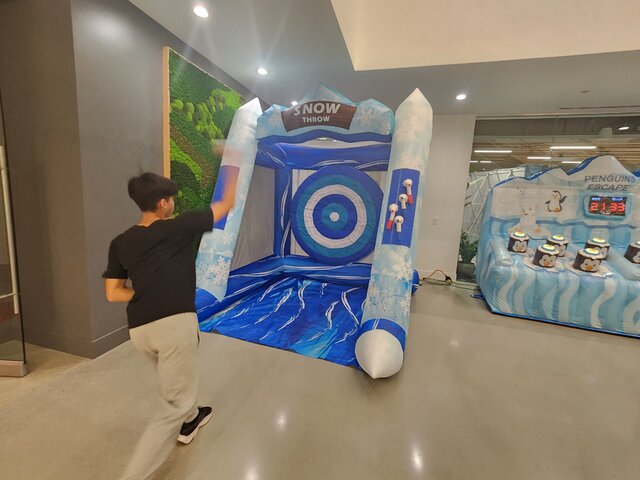 🤪>>> Snow Throw Axe Throwing Game - Snowball ice pick throwing winter ...